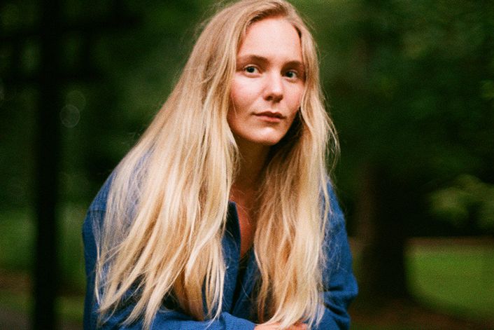 Booking Laura Misch Agent Info & Pricing for Private & Corporate Events